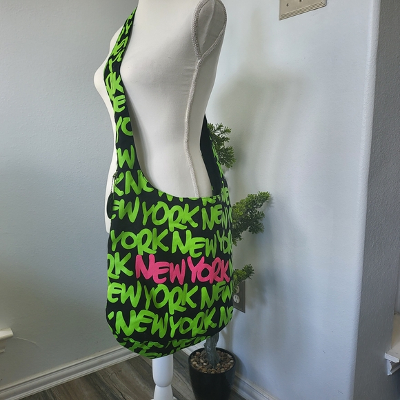 Robin Ruth | Bags | Robin Ruth New York Graphic Shoulder Bag Black And ...